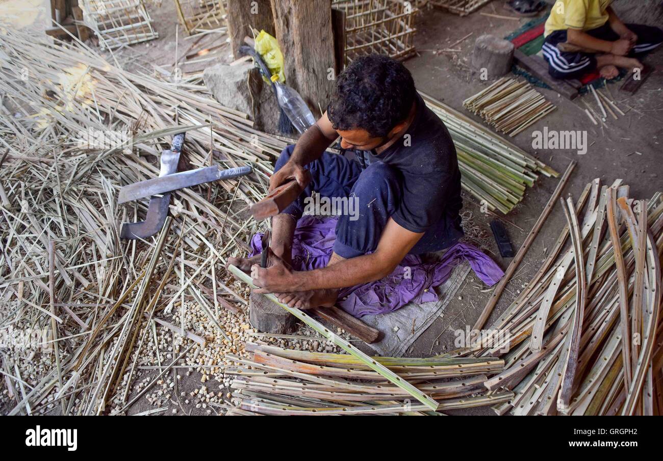 Cairo, Egypt. 7th Sep, 2016. An Egyptian man weaves straw-traditional ...