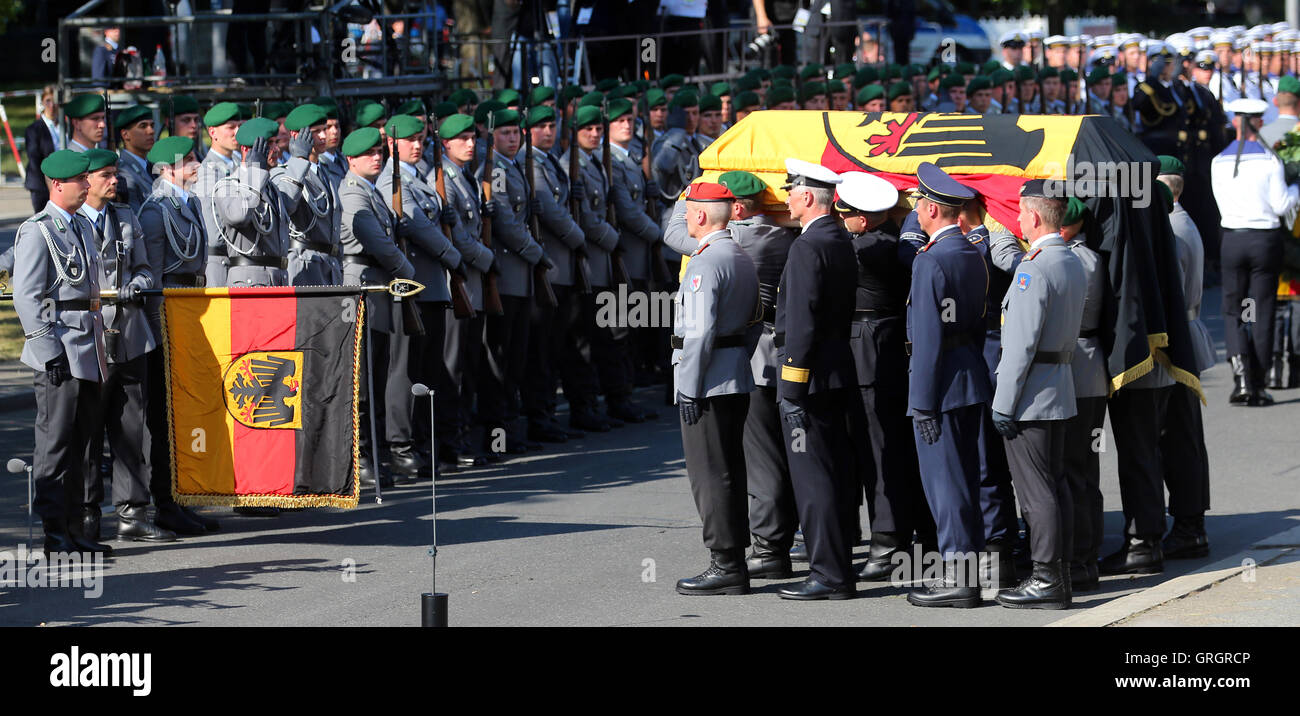 Berlin, Germany. 07th Sep, 2016. Soldiers carry the casket during the ...