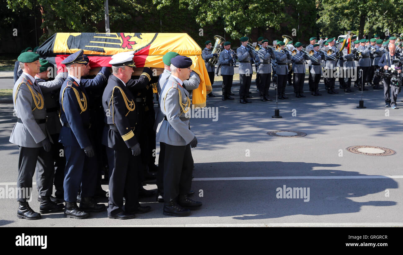 Berlin, Germany. 07th Sep, 2016. Soldiers carry the casket during the ...