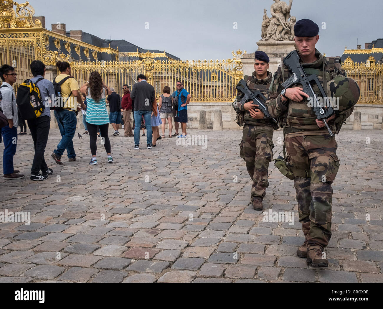 Versailles, USA. 6th Sep, 2016. As tourists line up, French Security ...