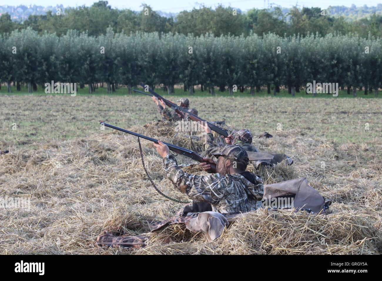 Camouflaged hunters hi-res stock photography and images - Alamy
