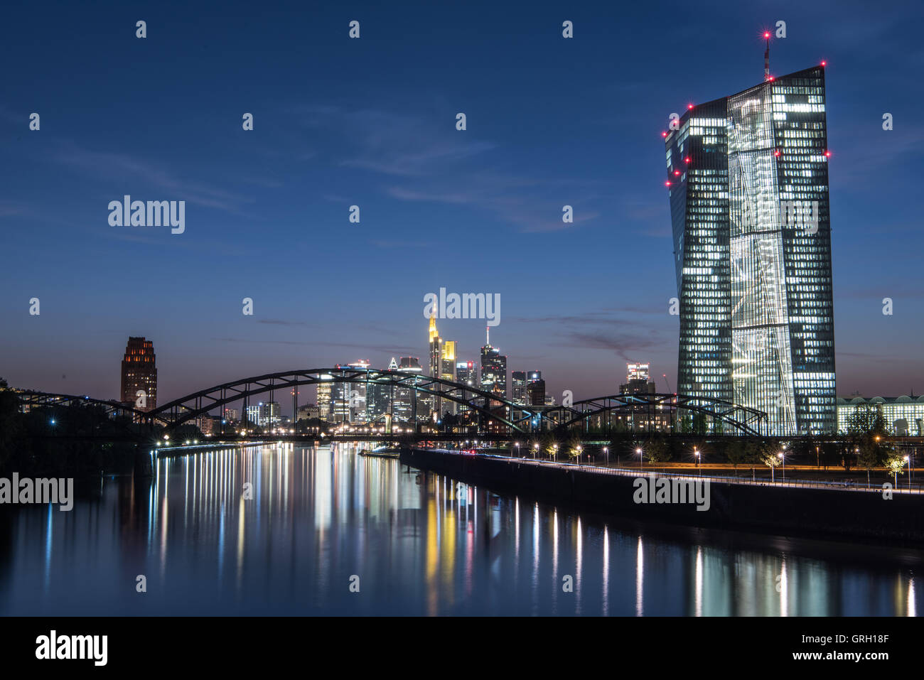 The building of the European Central Bank (EZB) in front of the skyline ...