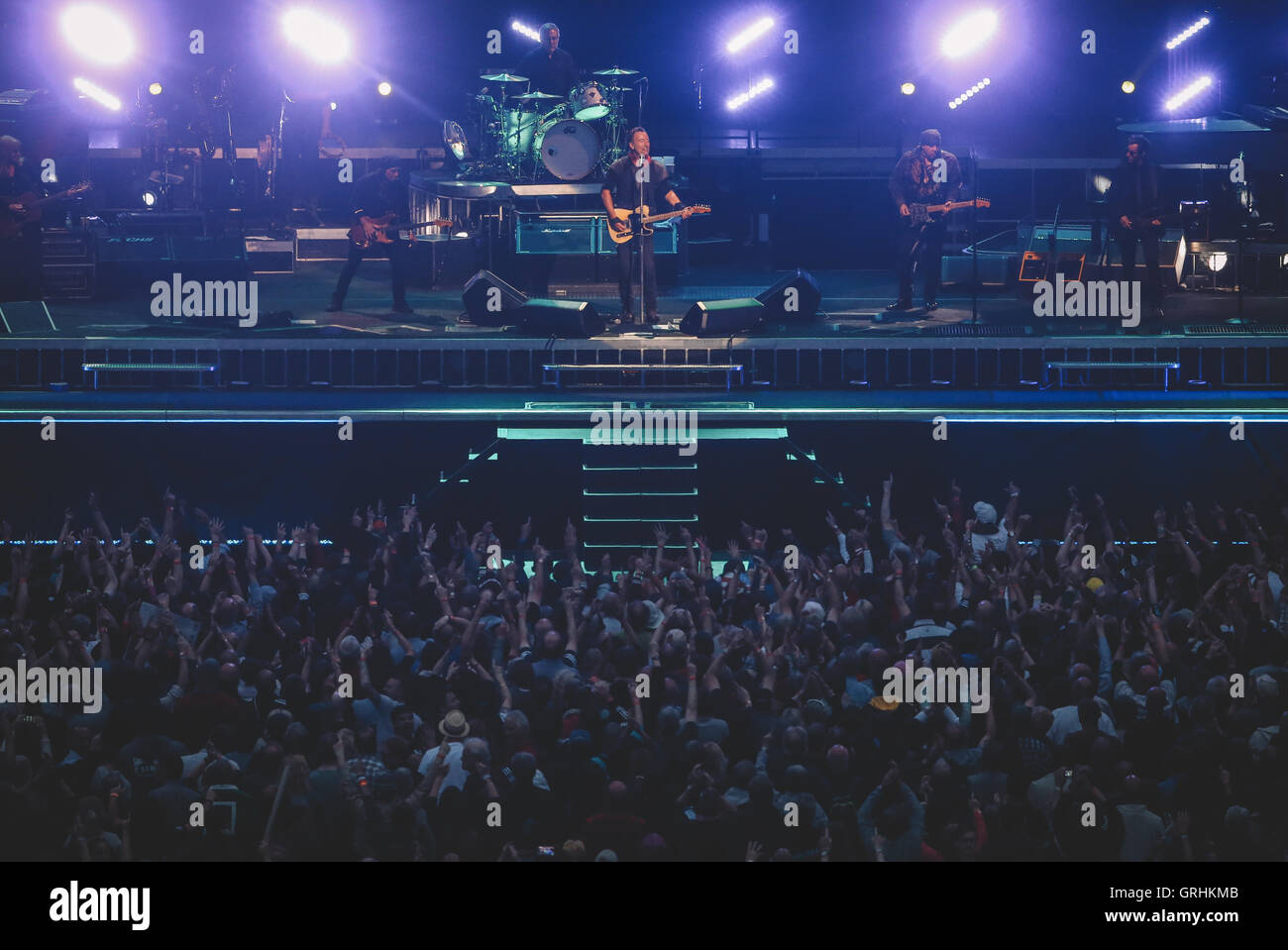 Bruce Springsteen performs at MTV concert at the Ricoh Arena in ...