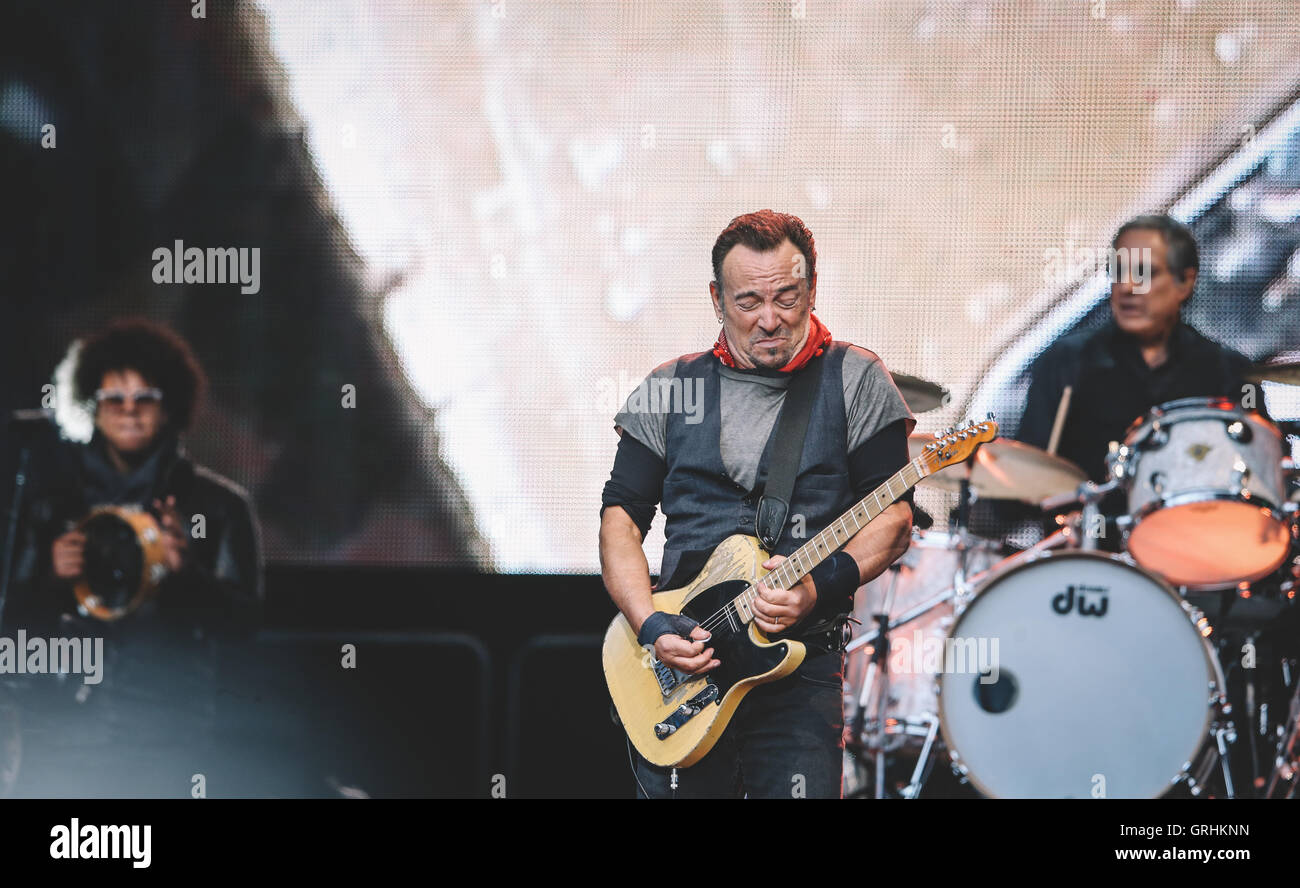 Bruce Springsteen performs at MTV concert at the Ricoh Arena in ...