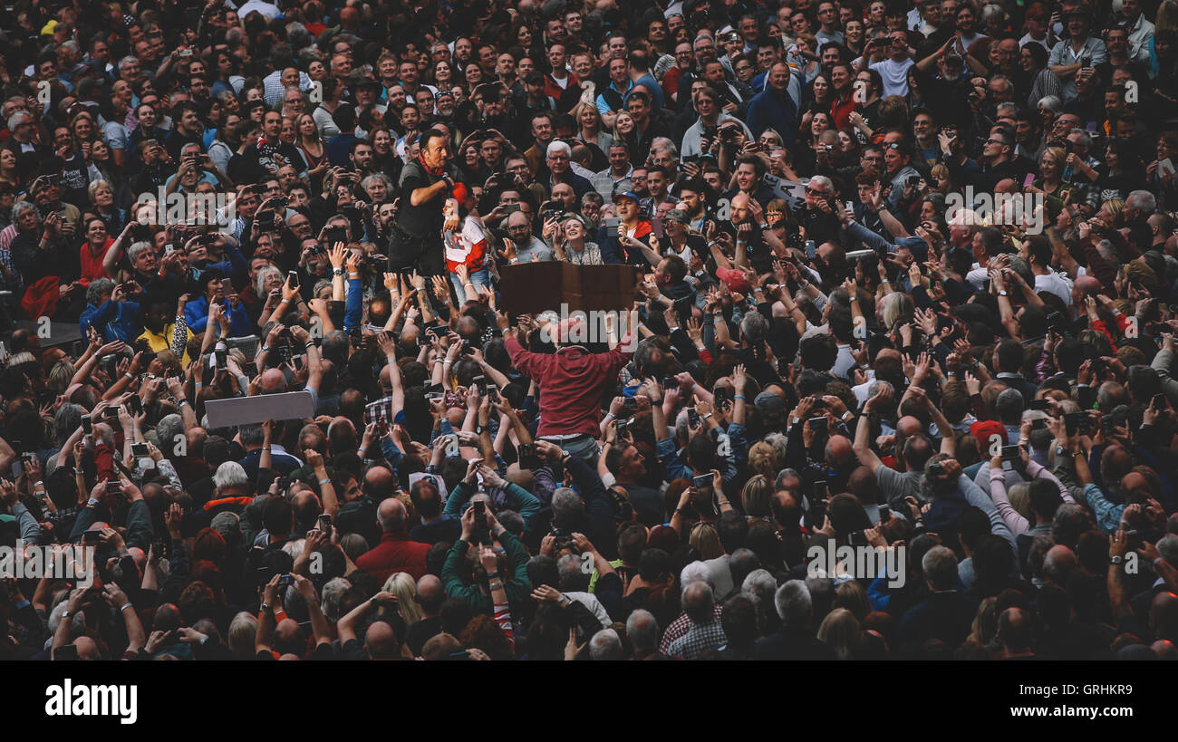 Bruce Springsteen performs at MTV concert at the Ricoh Arena in ...
