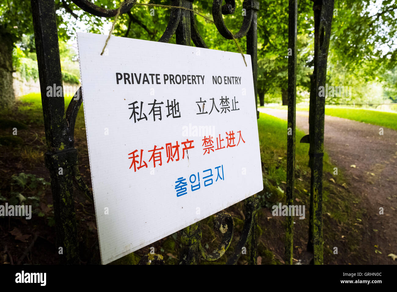 Sign at Arlington Row , Bibury,in the Cotswolds warning of private ...