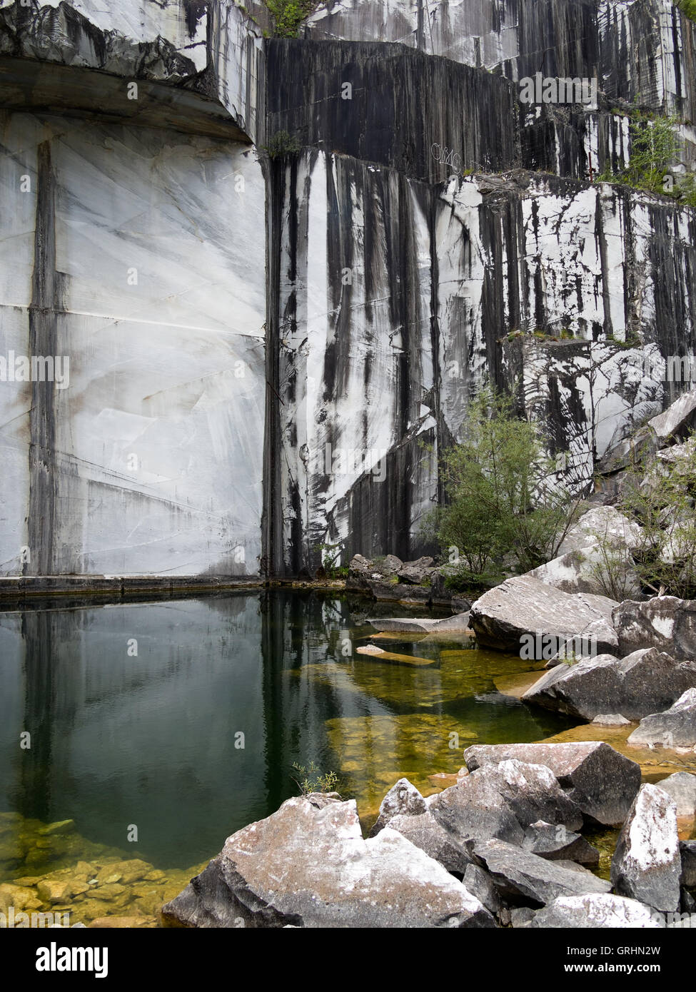 Disused marble quarry, with pool. Former industry Stock Photo - Alamy