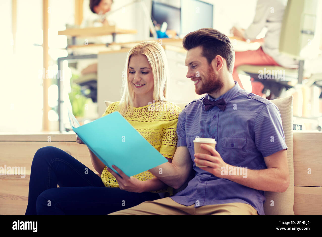 Workers drinking coffee hi-res stock photography and images - Alamy