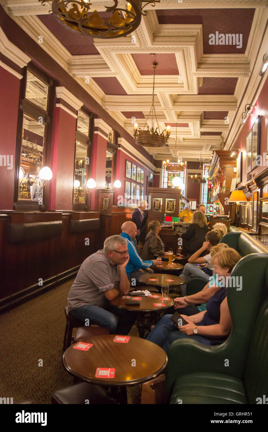 Traditional english pub interior hi-res stock photography and images ...