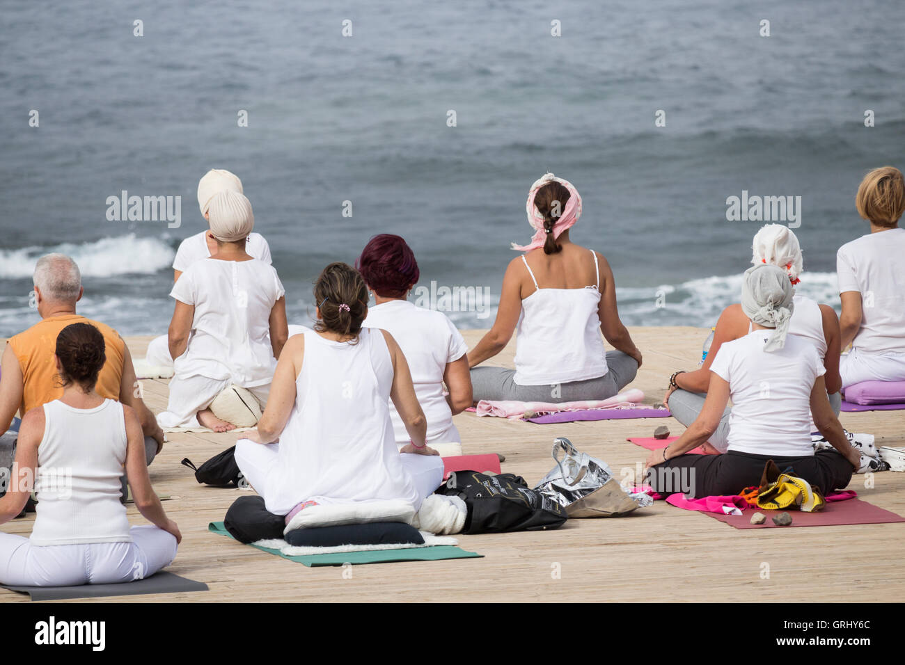 Yoga class on beach with ocean in background Stock Photo - Alamy