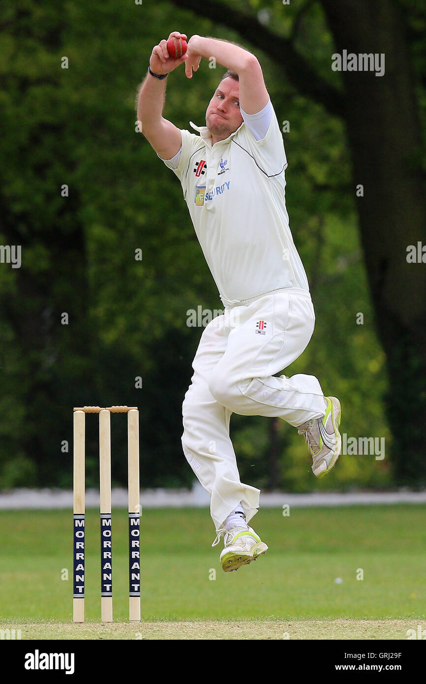 Michael hindley in bowling action hi-res stock photography and images ...