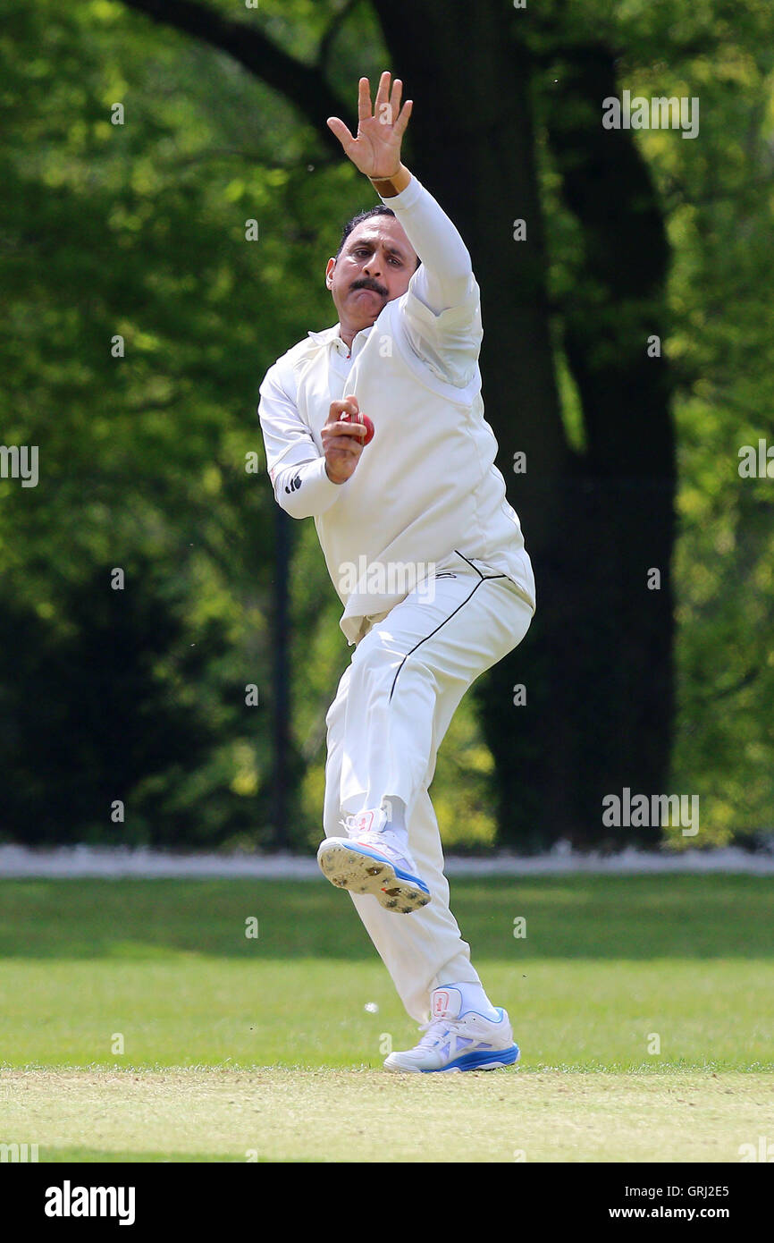 Arshad Ali in bowling action for Shenfield during Wanstead and ...