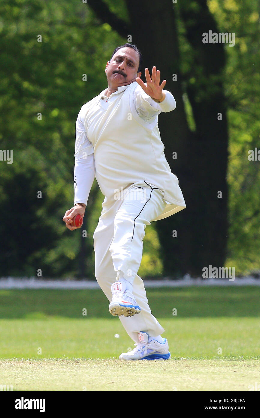 Arshad Ali in bowling action for Shenfield during Wanstead and ...