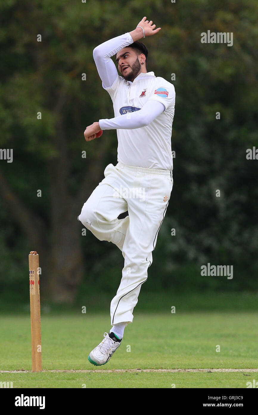 Mohib Shah in bowling action for Hornchurch during Hornchurch CC vs Shenfield CC, Shepherd Neame ...
