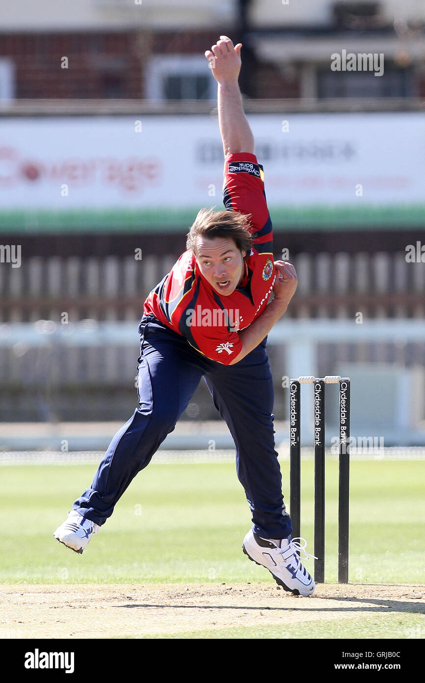 Graham Napier in bowling action for Essex - Essex CCC vs Middlesex CCC ...