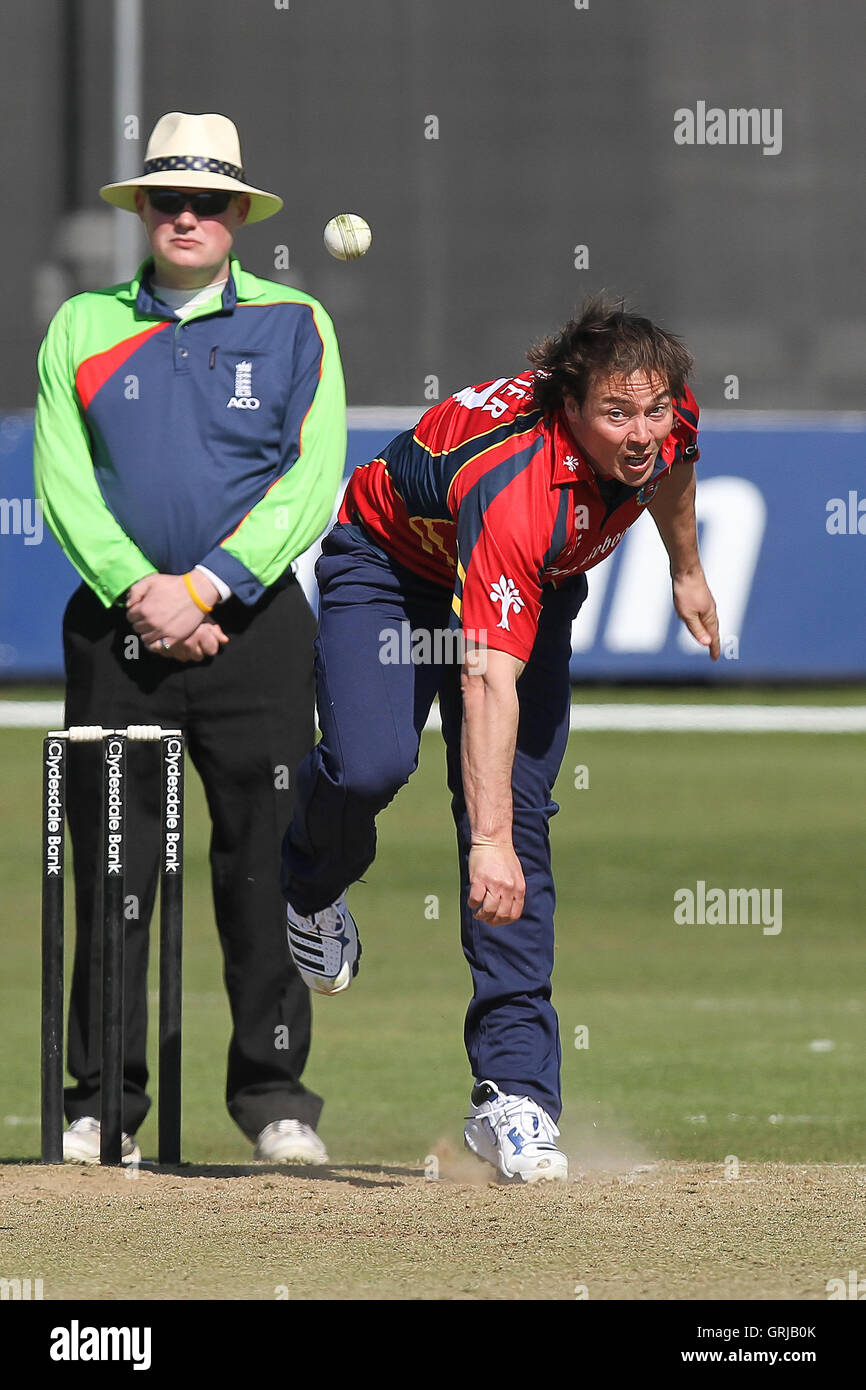Graham Napier in bowling action for Essex - Essex CCC vs Middlesex CCC ...