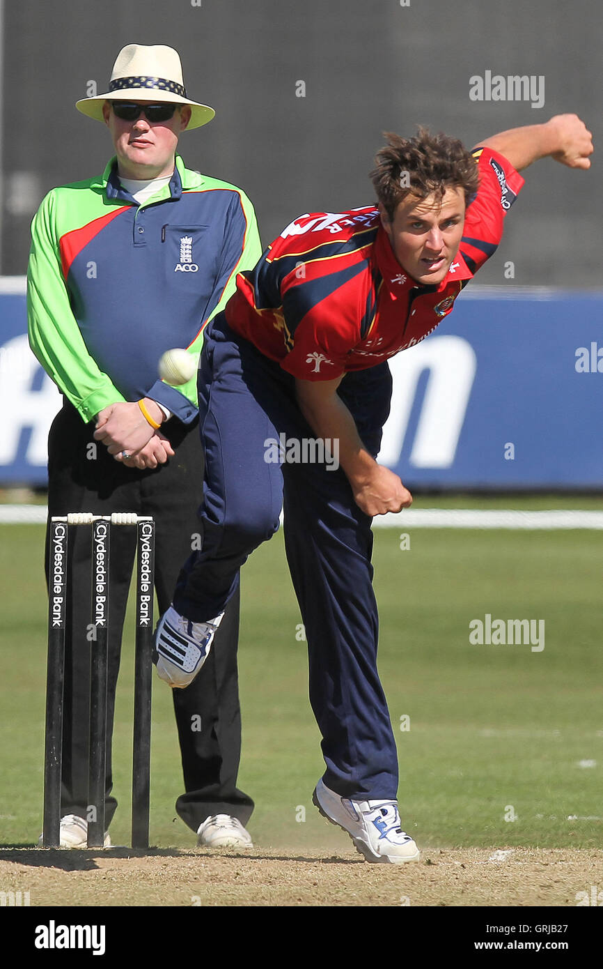 Michael Comber in bowling action for Essex - Essex CCC vs Middlesex CCC ...