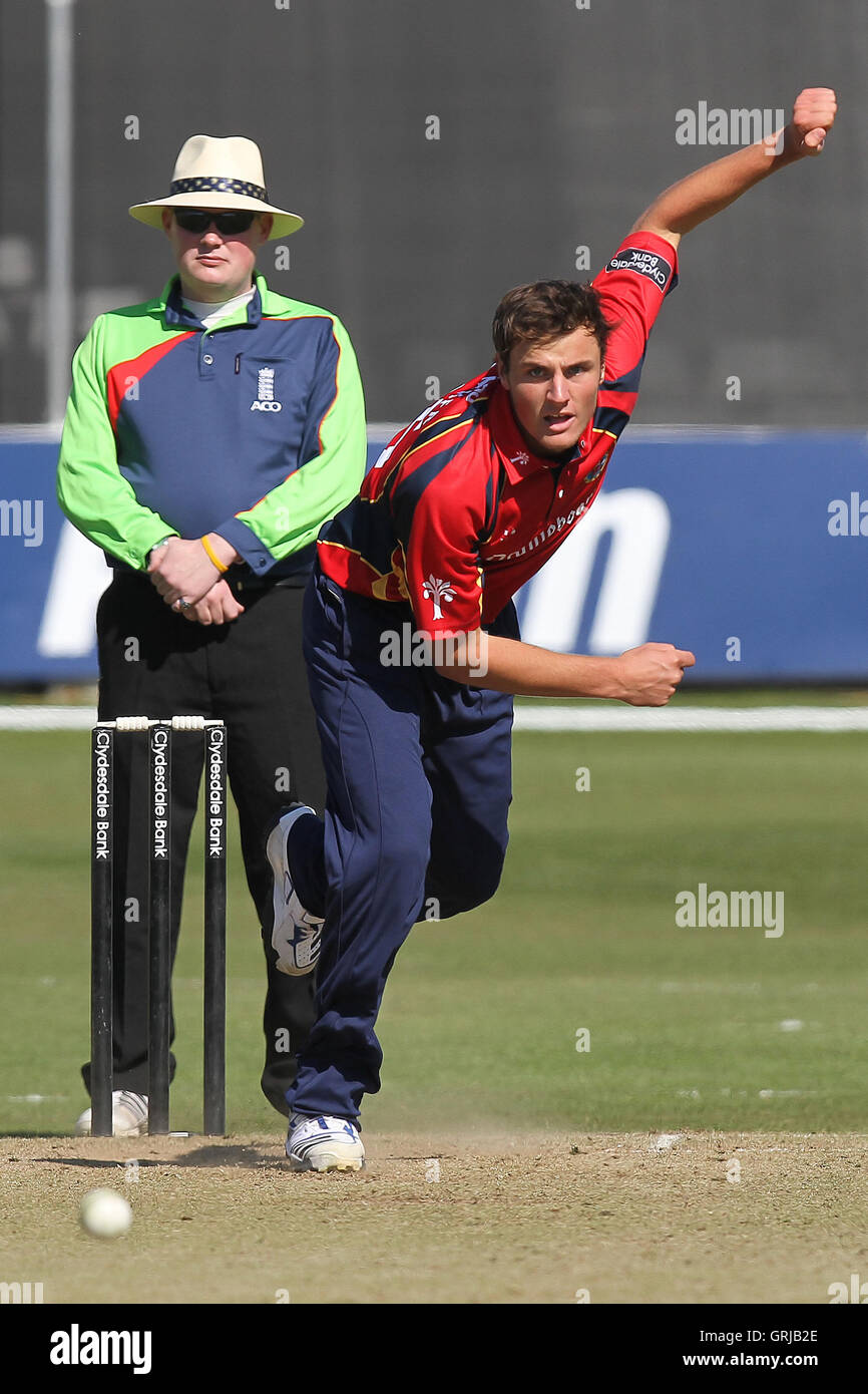 Michael Comber in bowling action for Essex - Essex CCC vs Middlesex CCC ...