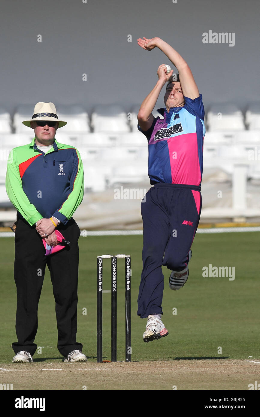 Toby Roland-Jones in bowling action for Middlesex - Essex CCC vs ...