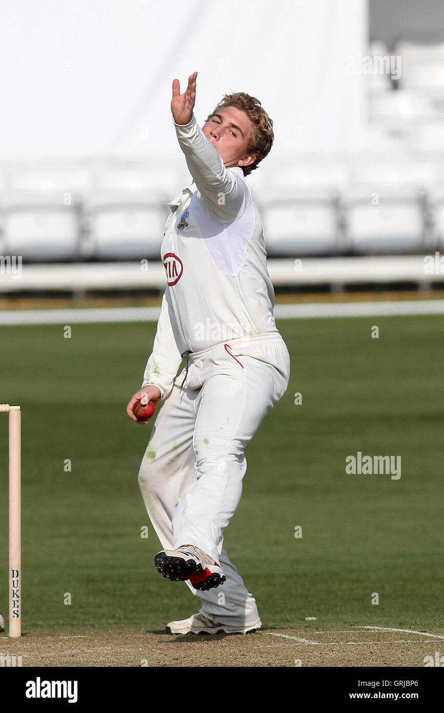 Rory Hamilton-Brown in bowling action for Surrey - Essex CCC vs Surrey ...