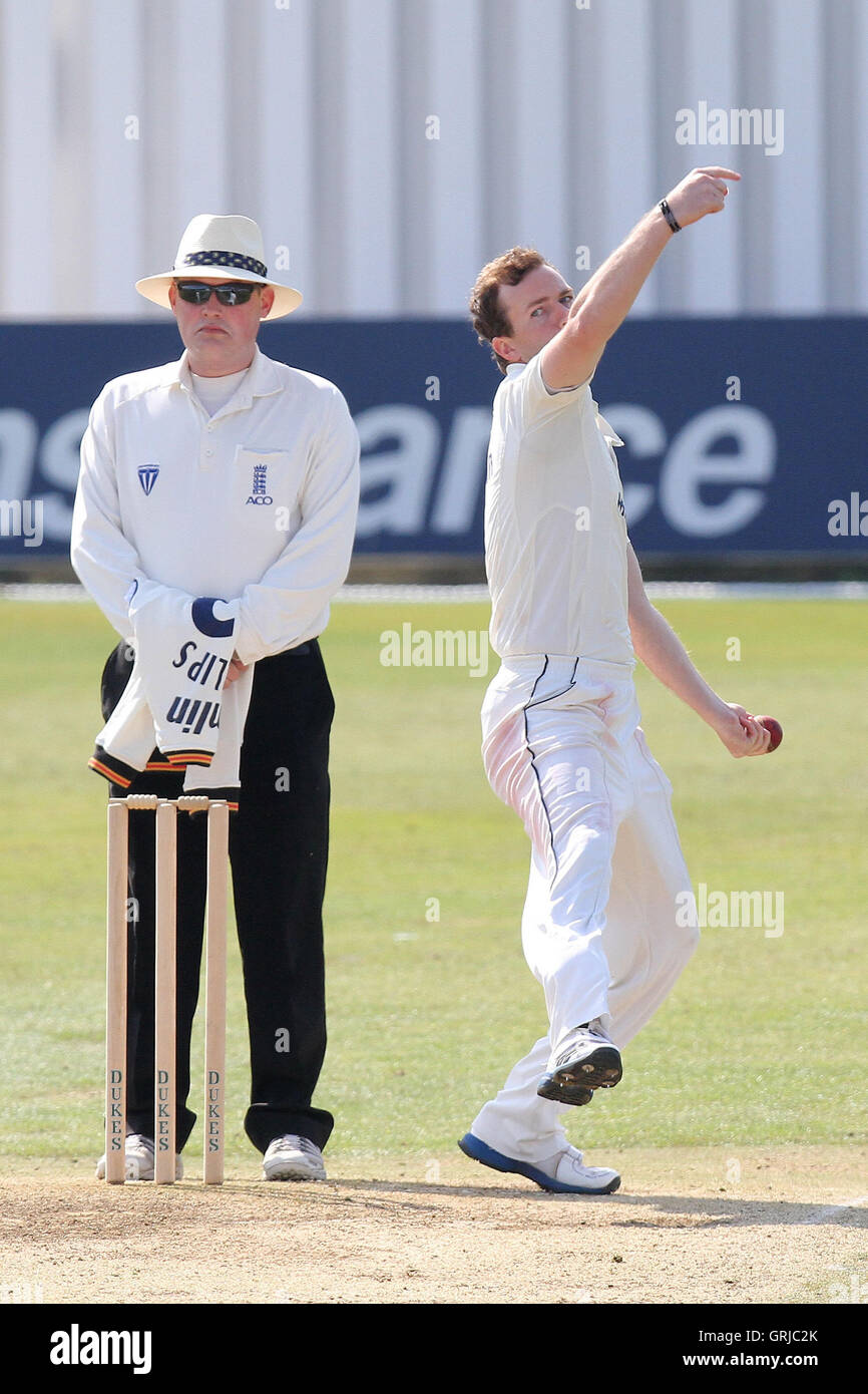 Tim Phillips in bowling action for Essex - Essex CCC vs Worcestershire ...