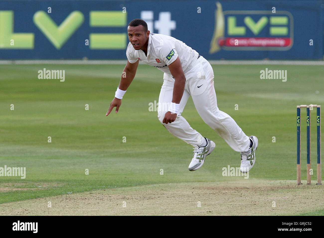 Tymal Mills in bowling action for Essex - Essex CCC vs Yorkshire CCC ...