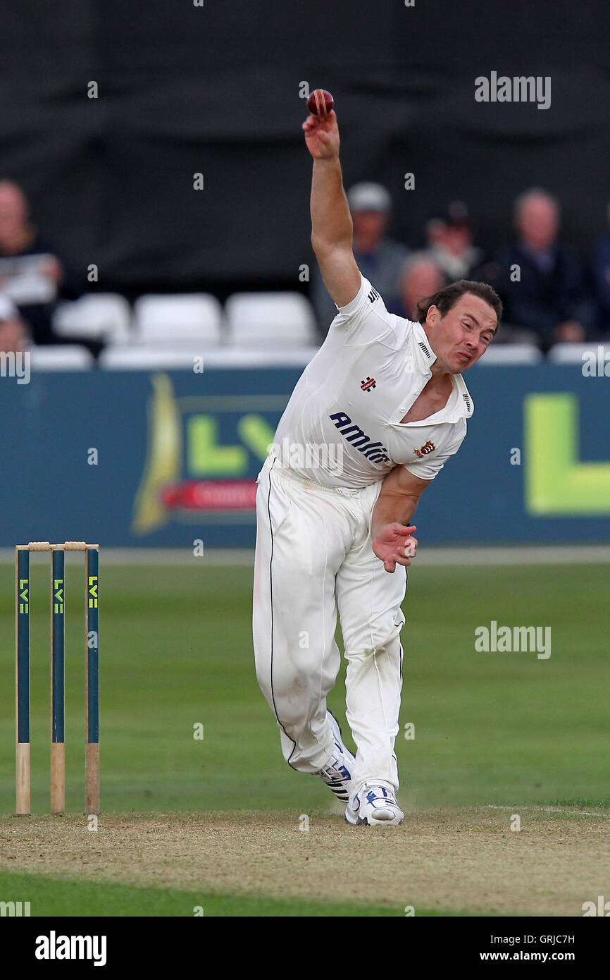 Graham Napier in bowling action for Essex - Essex CCC vs Yorkshire CCC ...