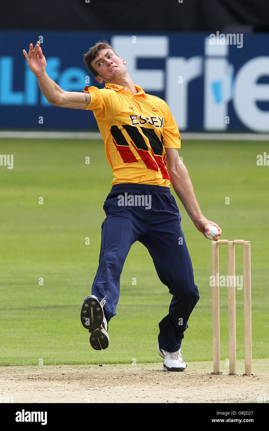 Reece Topley in bowling action for Essex - Essex Eagles vs Australia ...