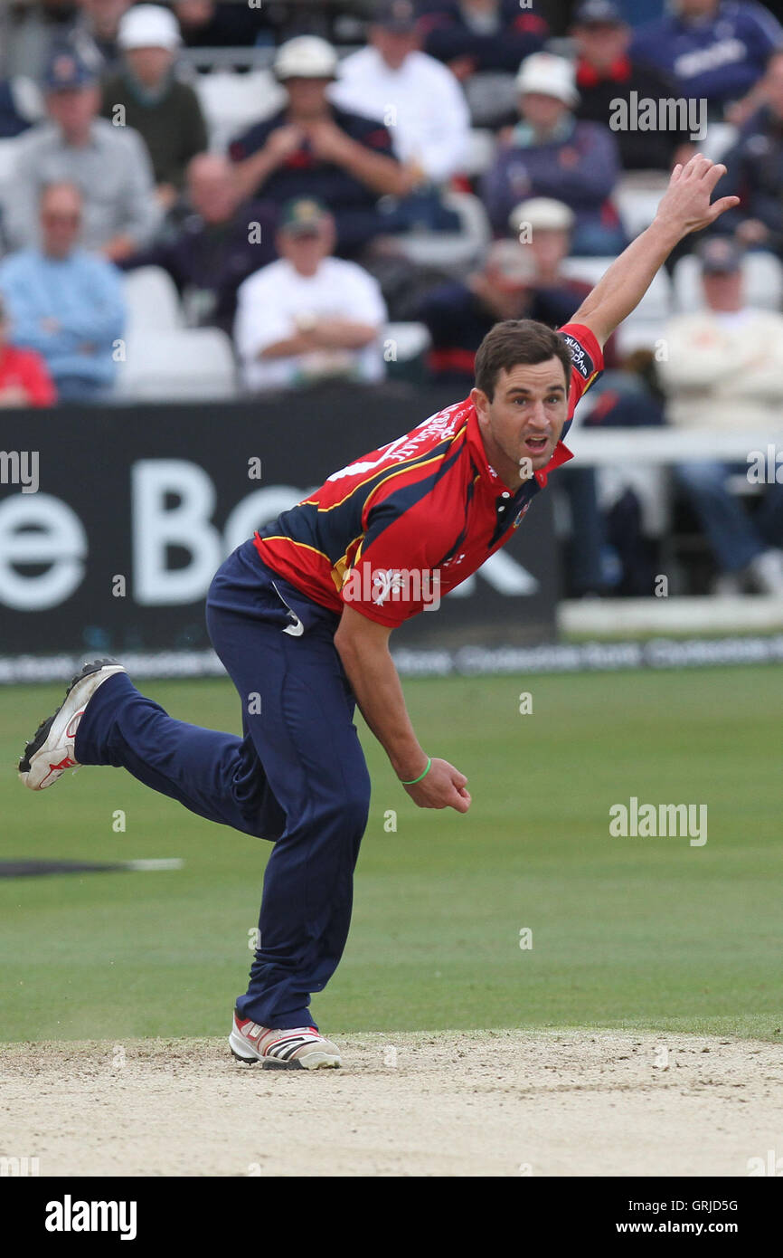Ryan ten Doeschate in bowling acrtion for Essex - Essex Eagles vs ...