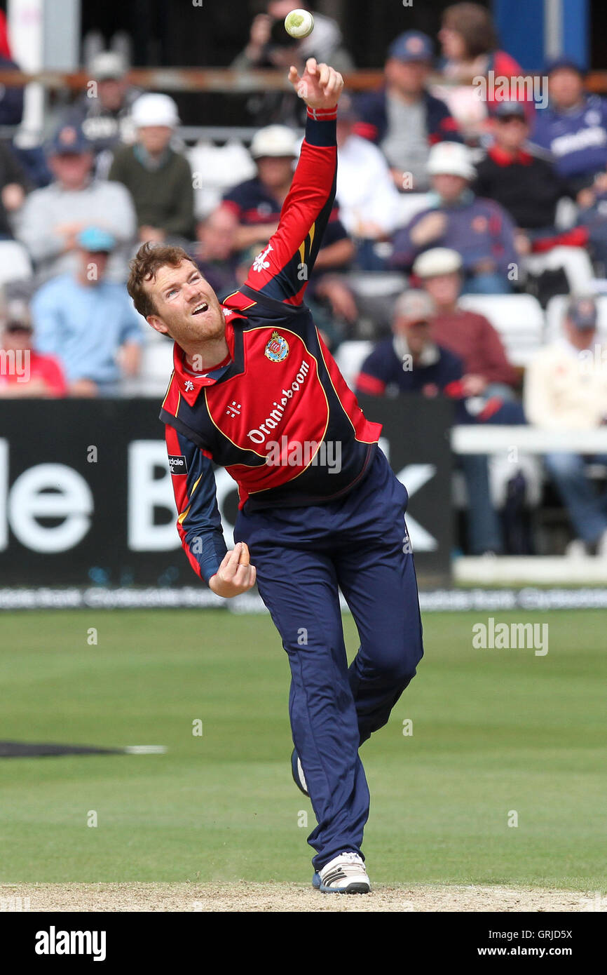 Tim Phillips in bowling action for Essex - Essex Eagles vs ...