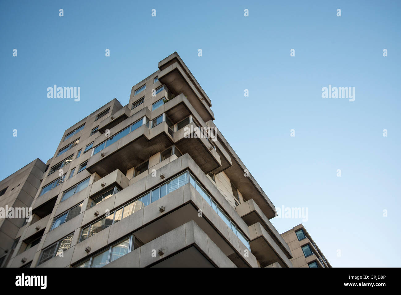 Modern apartment block london hi-res stock photography and images - Alamy