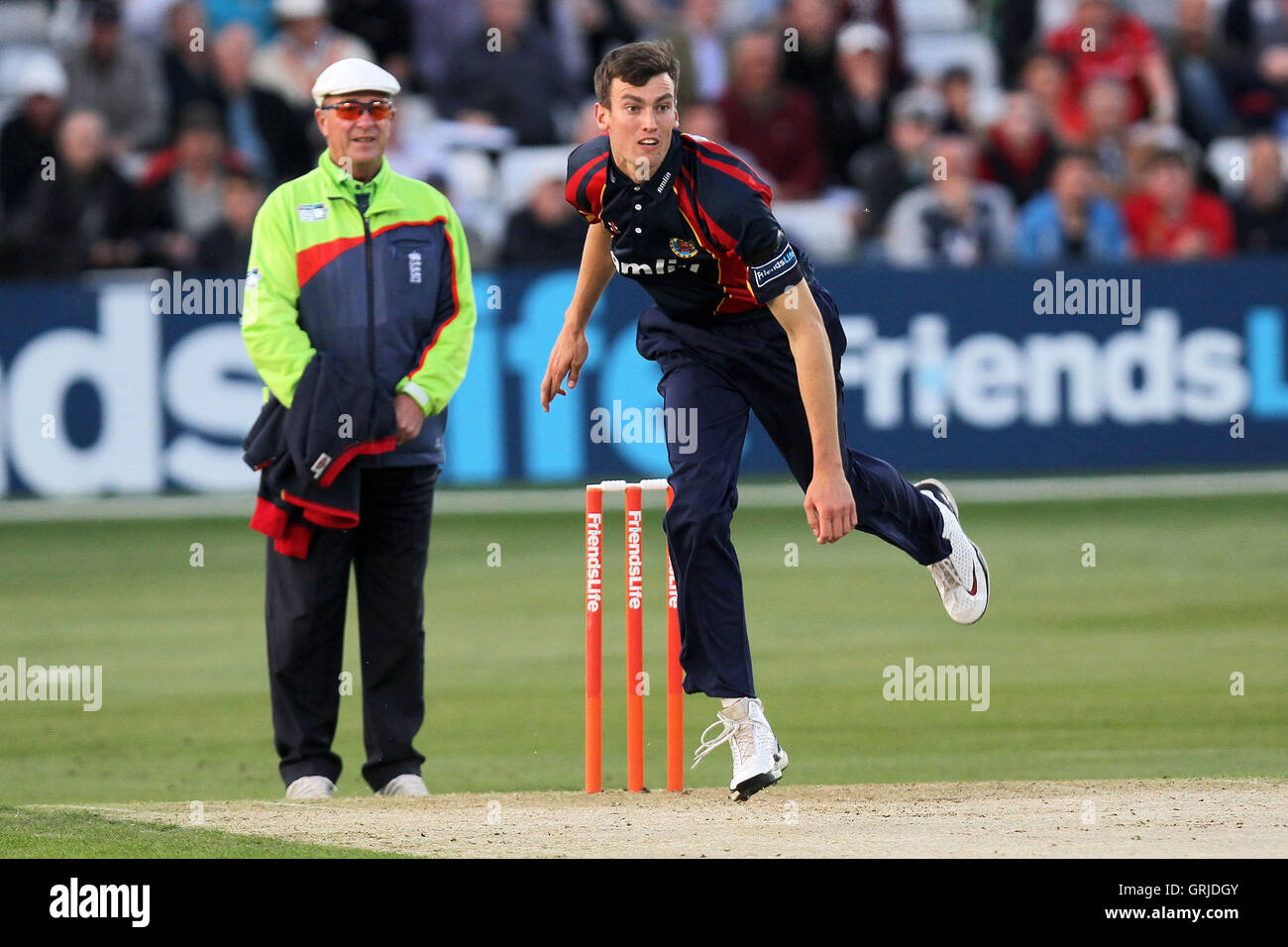 Reece Topley in bowling action for Essex - Essex Eagles vs Kent ...