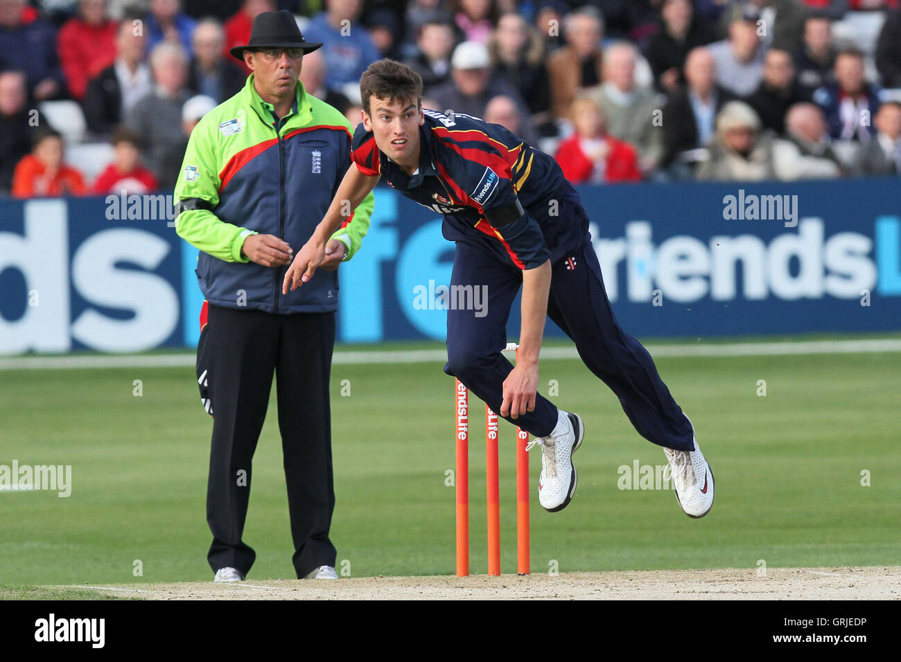 Reece Topley in bowling action for Essex - Essex Eagles vs Kent ...