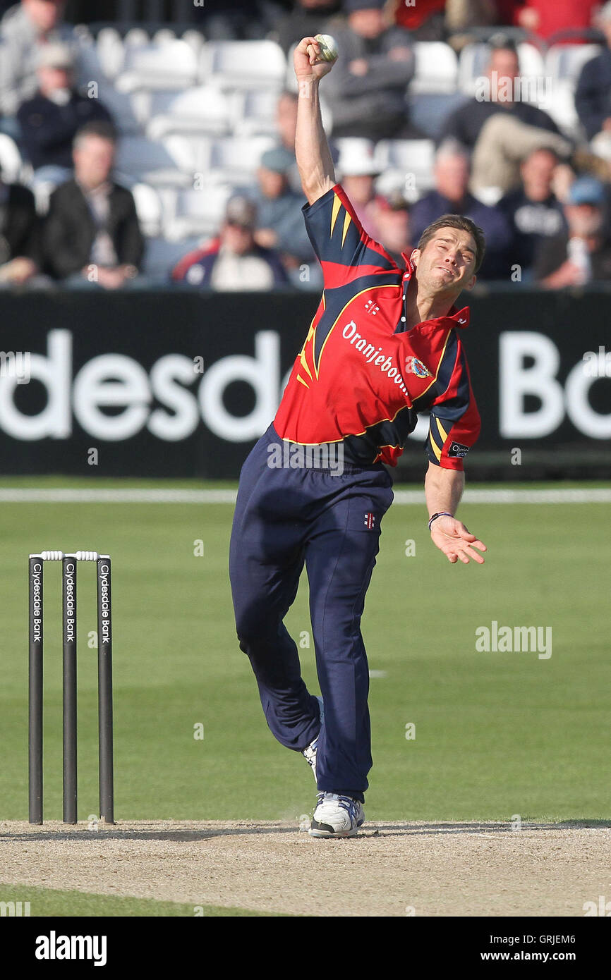 Greg Smith in bowling action for Essex - Essex Eagles vs Worcestershire ...