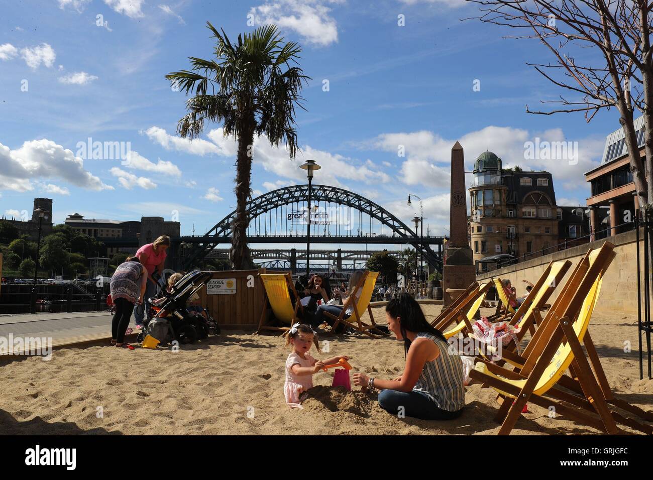 A warm sunny day down on the Newcastle Quayside Stock Photo - Alamy