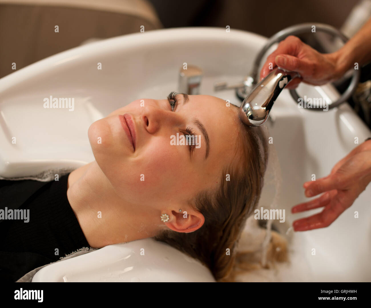 Hairdresser washing customer hair hi-res stock photography and images ...