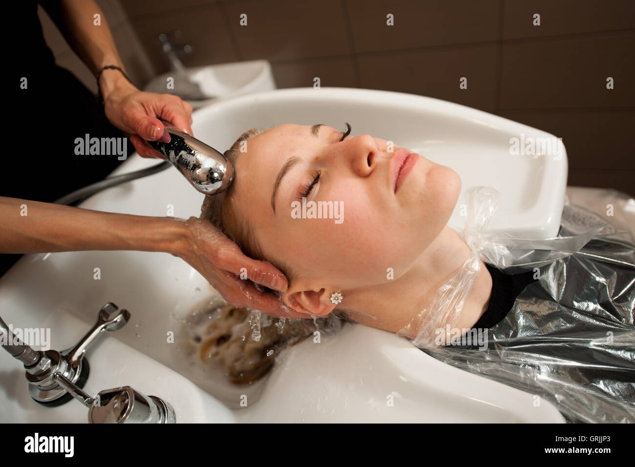 Female washing hair hi-res stock photography and images - Alamy