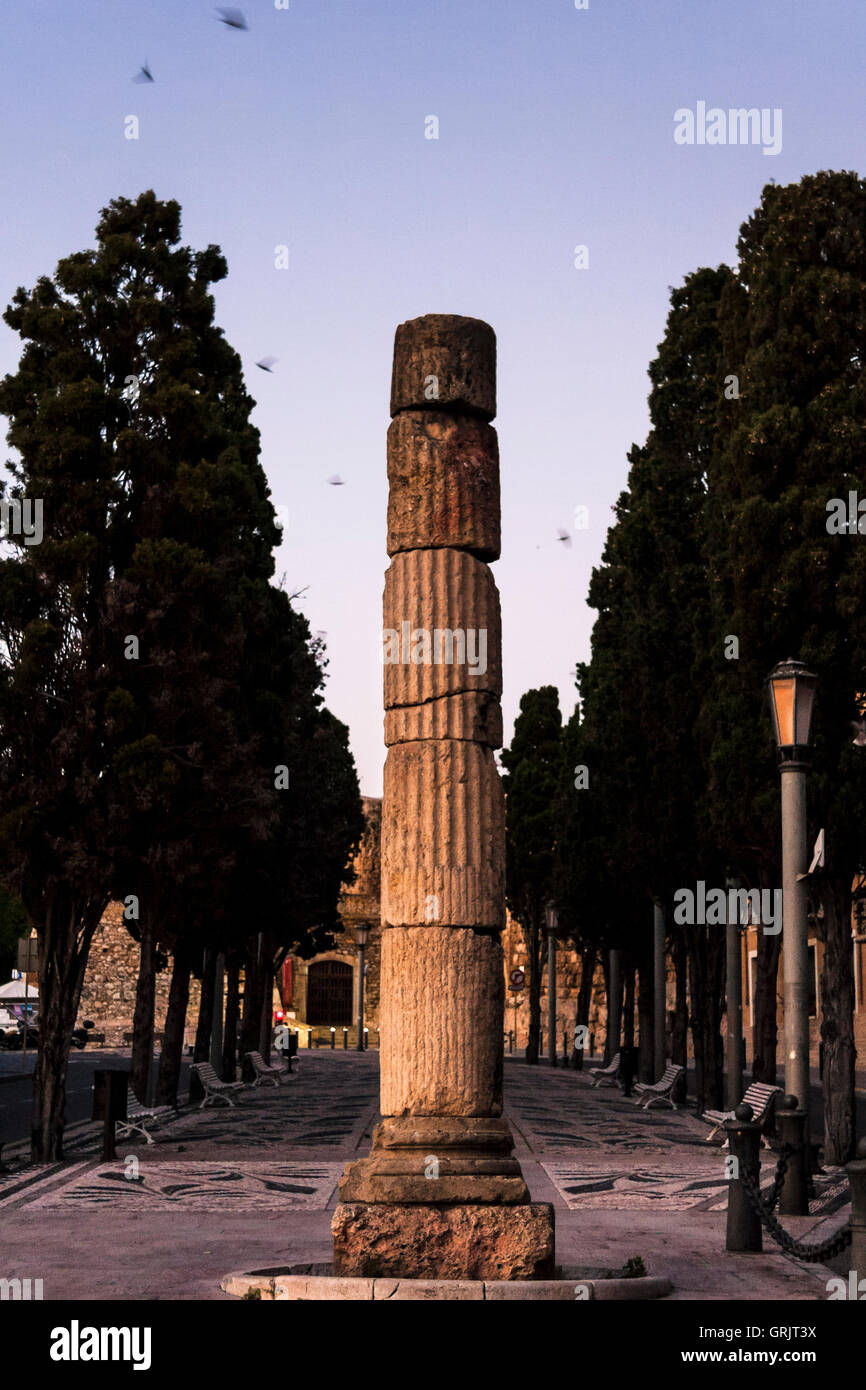 Cracked roman column view hi-res stock photography and images - Alamy