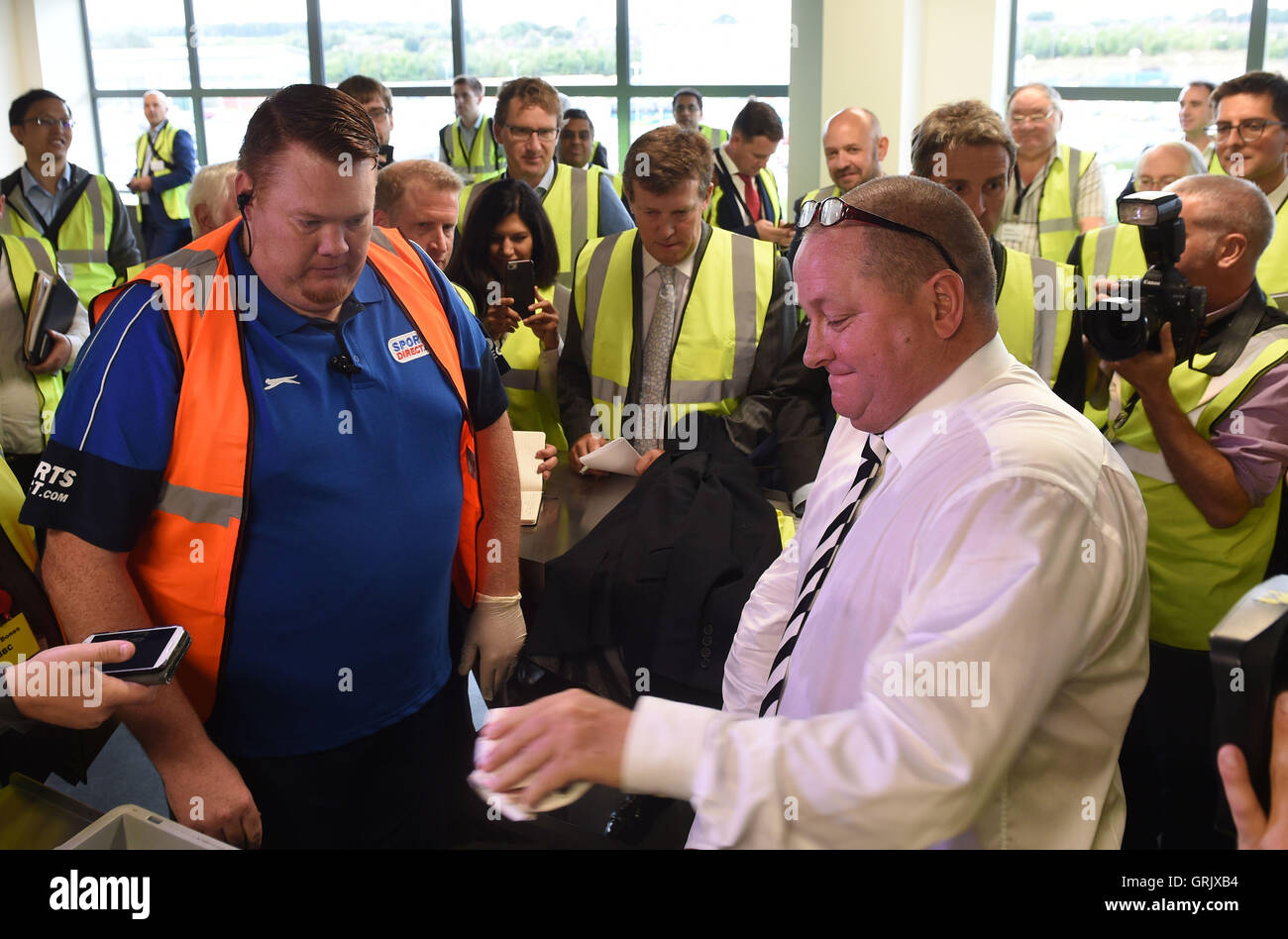Sports Direct founder Mike Ashley empties his pockets of bank notes ...