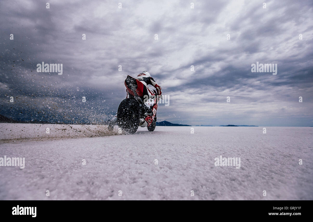 A man riding his motorcycle on the Bonneville Salt Flats, Utah Stock ...
