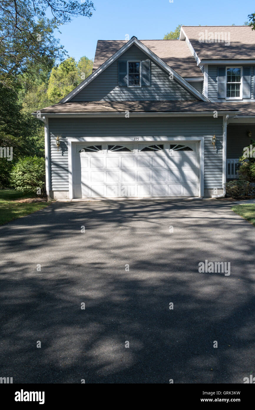 Driveway garage colonial style home hi-res stock photography and images ...