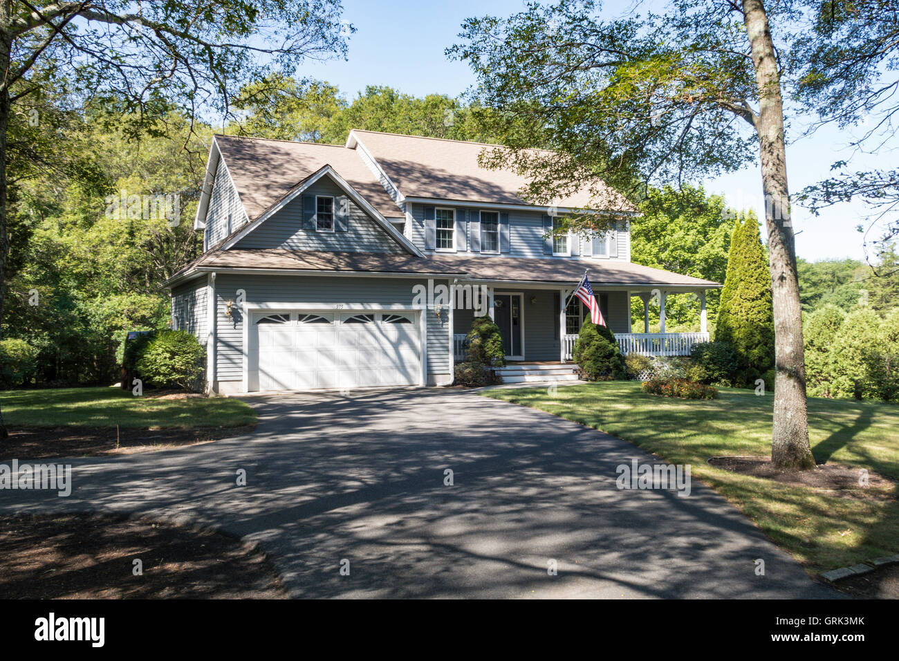 Driveway garage colonial style home hi-res stock photography and images ...