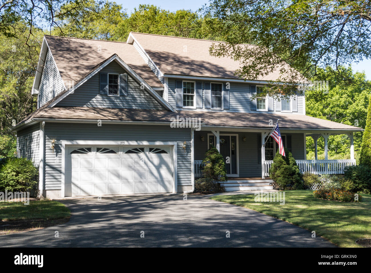 Driveway garage colonial style home hi-res stock photography and images ...