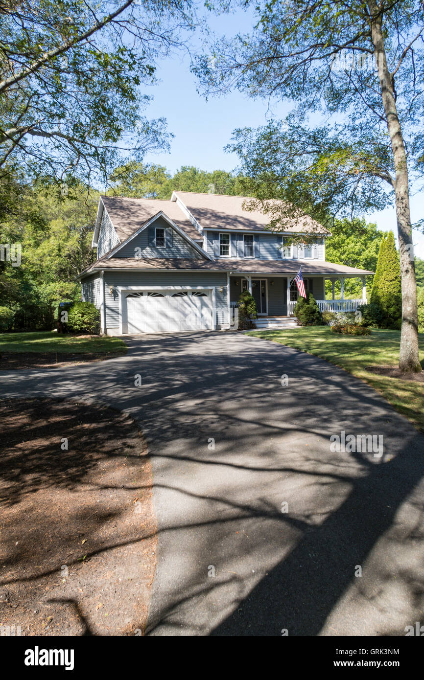 Driveway garage colonial style home hi-res stock photography and images ...