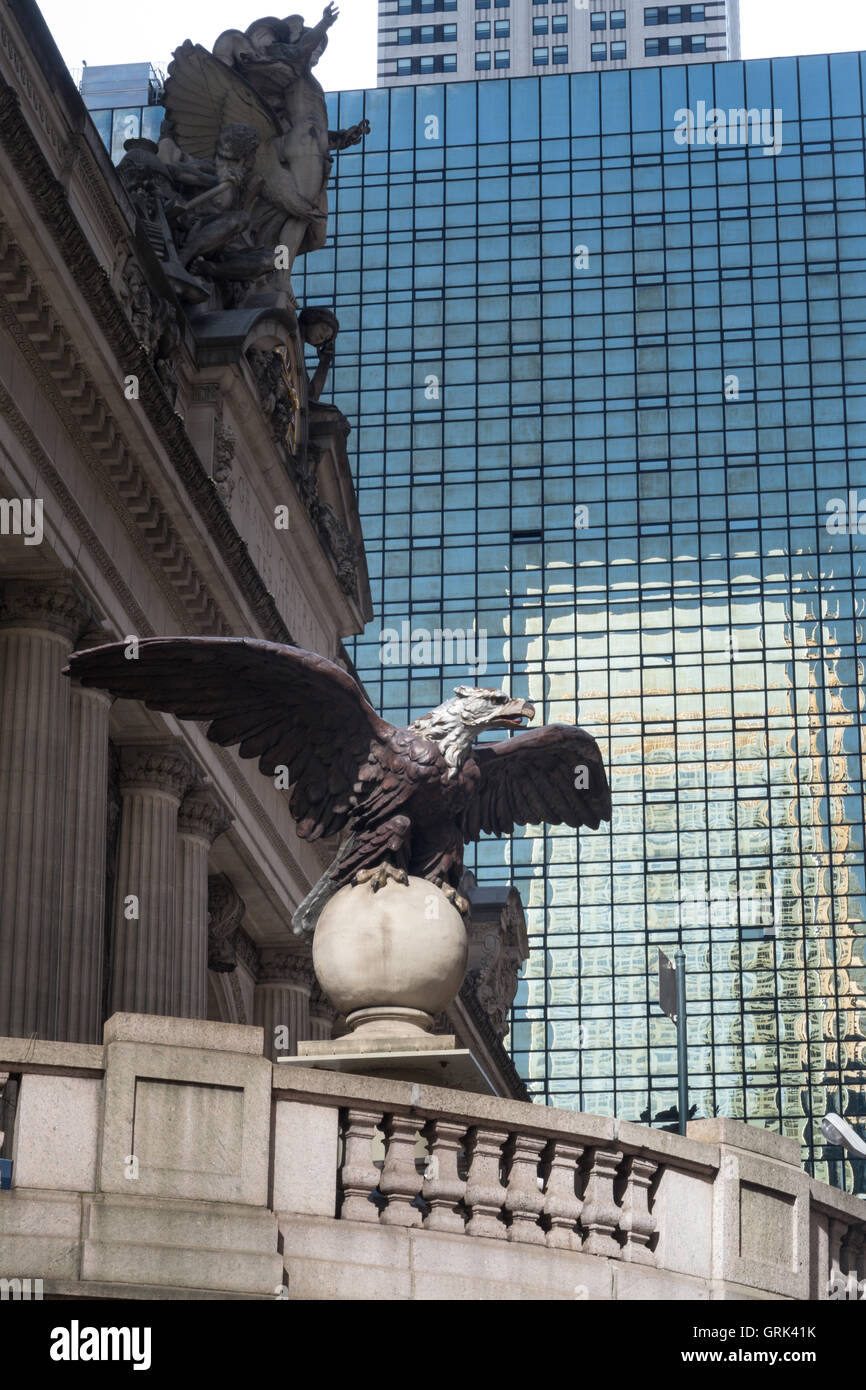 American bald eagle statue hi-res stock photography and images - Alamy