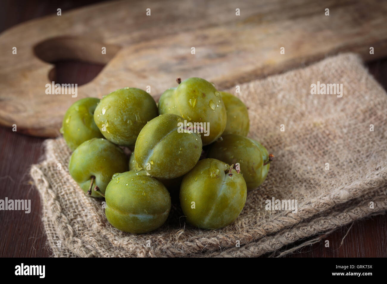 Fresh green plums for an healthy nutrition Stock Photo - Alamy