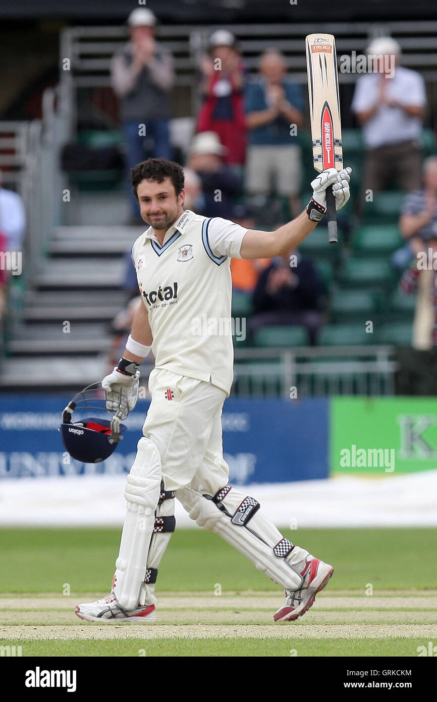 Ed Cowan celebrates a century for Gloucestershire - LV County ...