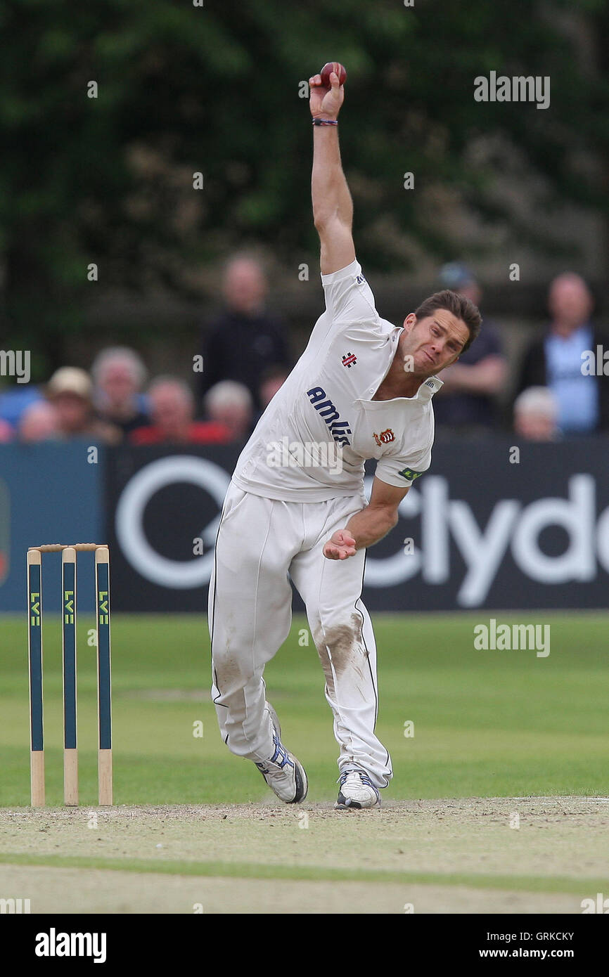 Greg Smith in bowling action for Essex - LV County Championship ...