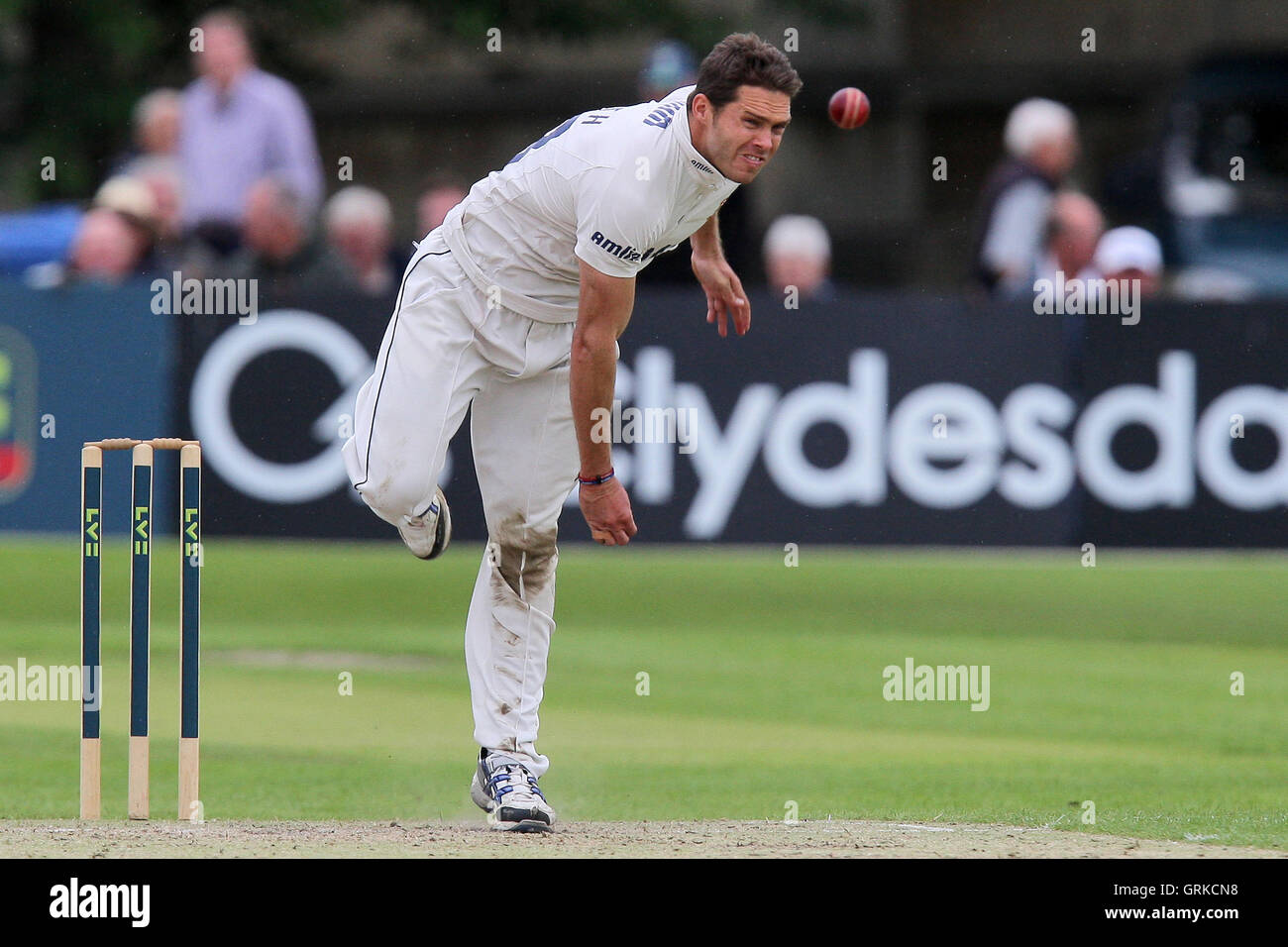 Greg Smith in bowling action for Essex - Gloucestershire CCC vs Essex ...