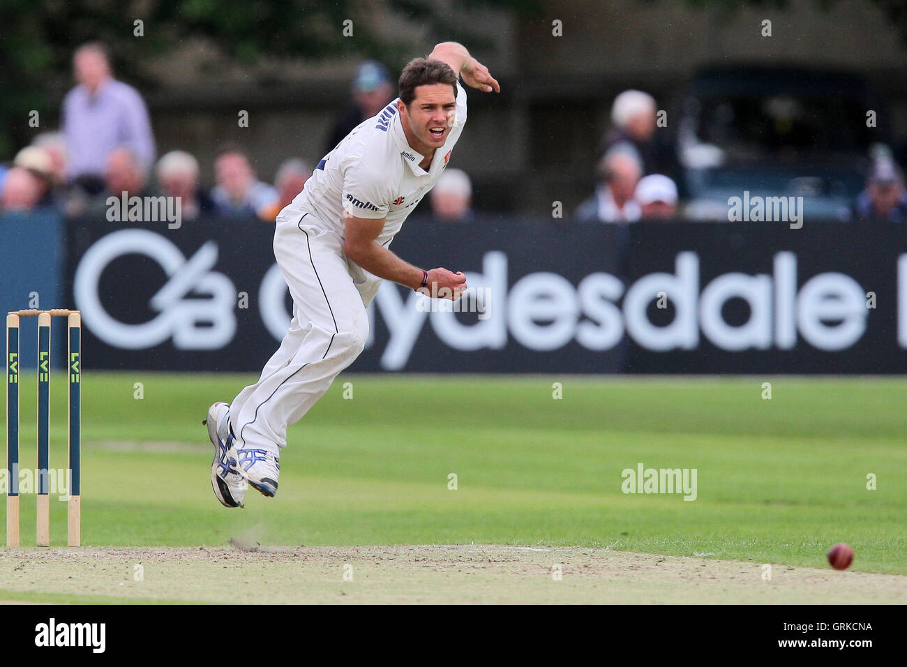 Greg Smith in bowling action for Essex - Gloucestershire CCC vs Essex ...